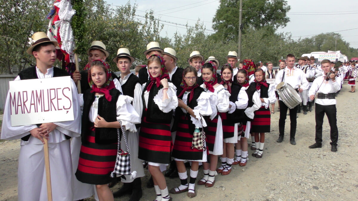 » Trofeul Festivalului de Folclor „Mugurașii”, Prisăcani – Iași, a ...
